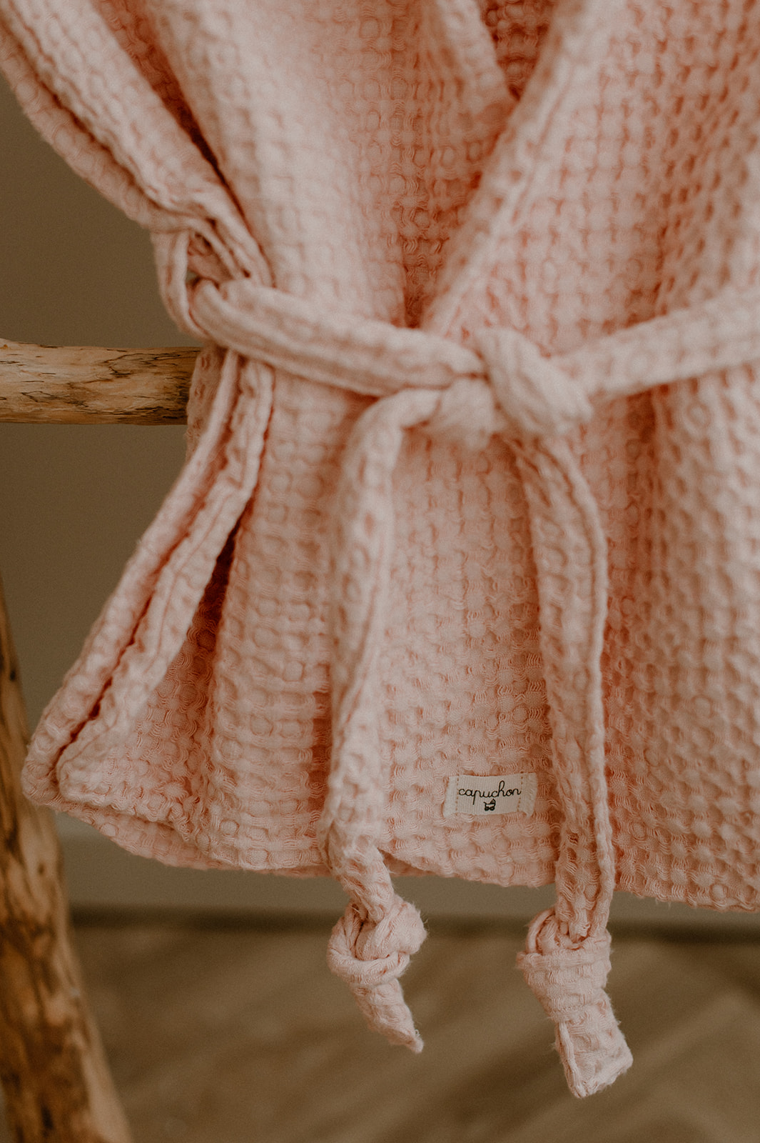 Le peignoir en lin gaufré "poudre de riz" | Capuchon